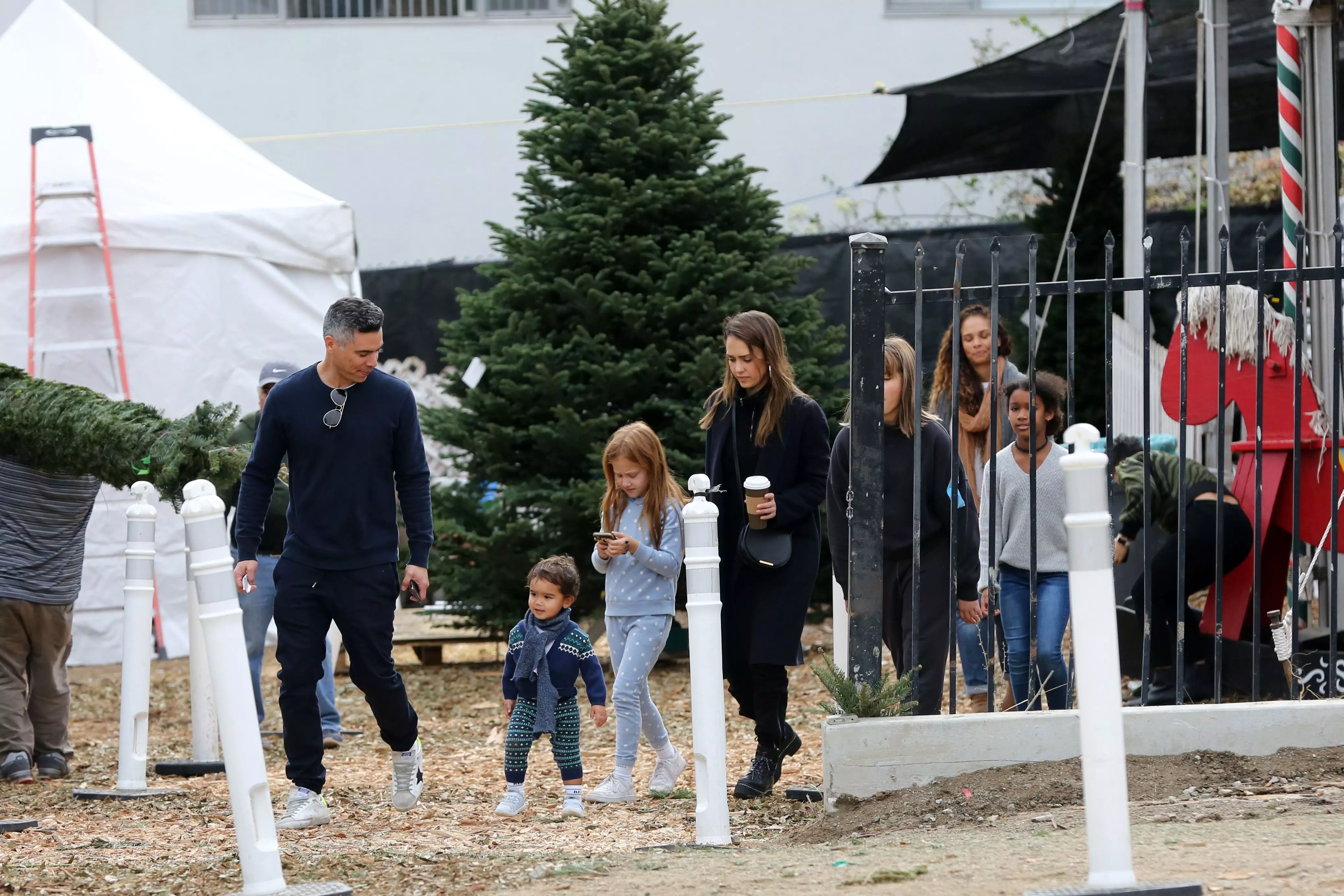 Jessica Alba en Cash Warren gaan kerstbomen shoppen met het gezin