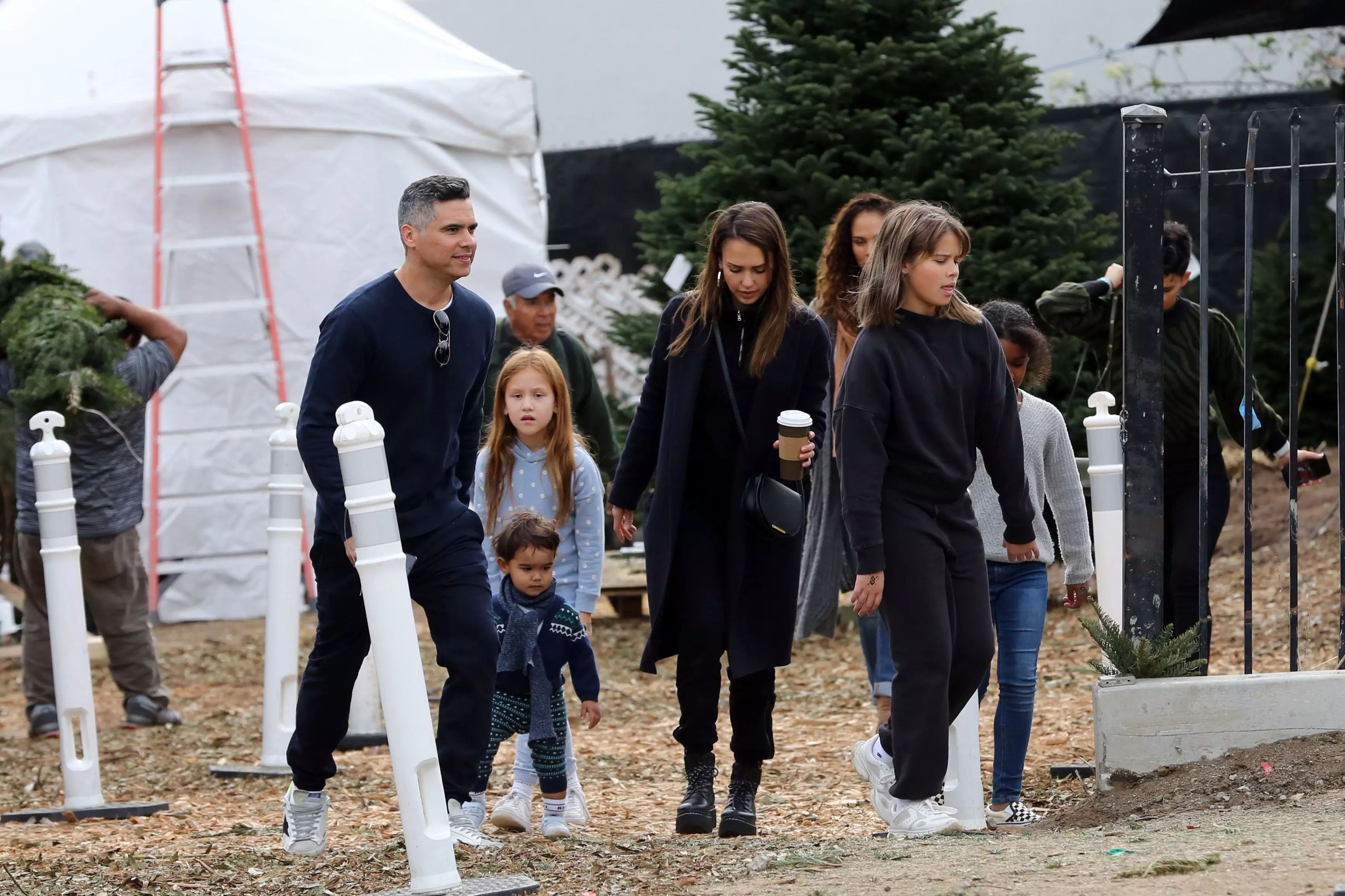 Jessica Alba kaj Cash Warren iras kristnaskarbo butikumi kun la familio