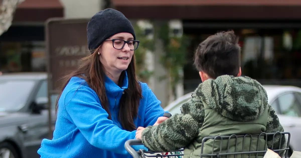 Si Jennifer Love Hewitt ug Anak nga si Atticus Nag-grocery Shopping: Mga Litrato