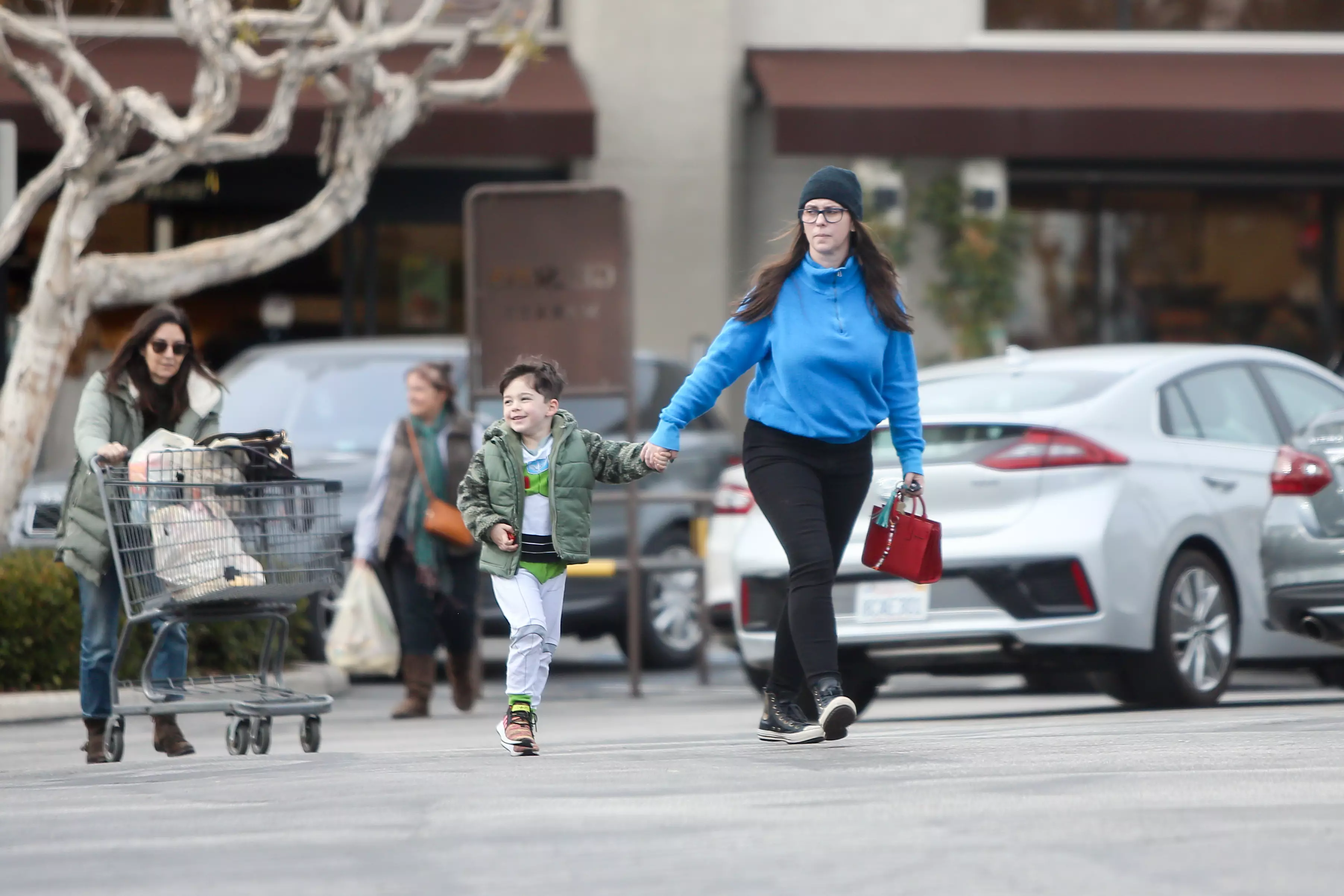 Jennifer Love Hewitt ses sminkfritt tillsammans med sitt yngsta barn, fyraårige sonen Atticus och handlar mat i Pacific Palisades.