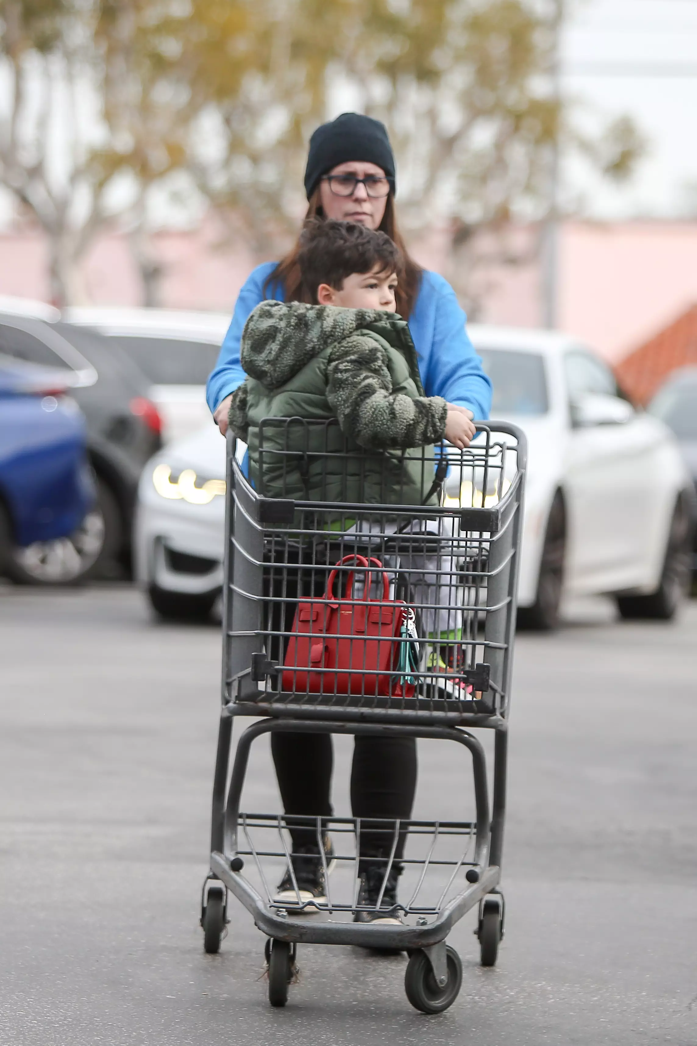 Jennifer Love Hewitt bi zaroka xwe ya piçûk, kurê çar-salî Atticus, ku li Pacific Palisades difiroşe, bê makyaj tê dîtin.