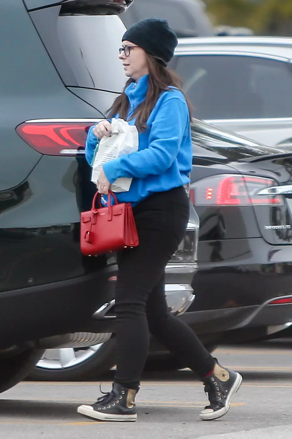 Jennifer Love Hewitt ses sminkfritt tillsammans med sitt yngsta barn, fyraårige sonen Atticus och handlar mat i Pacific Palisades.