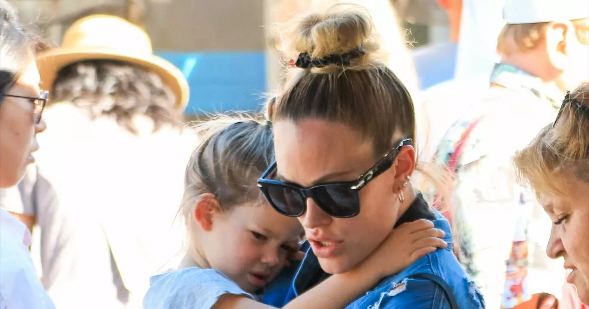 Peta Murgatroyd ug Anak Shai Nalingaw sa Farmers Market Outing: Mga Litrato