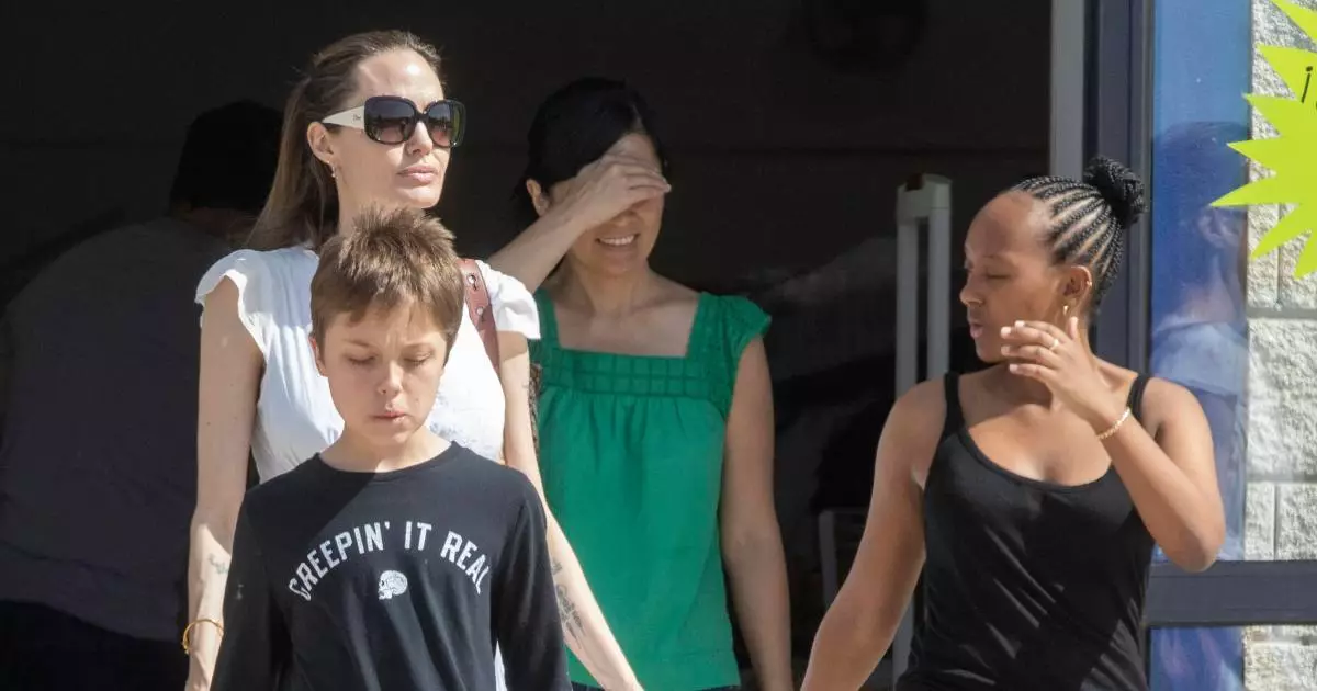 Angelina Jolie İspanya'da Zahara, Knox ve Vivienne Alışverişine Çıktı