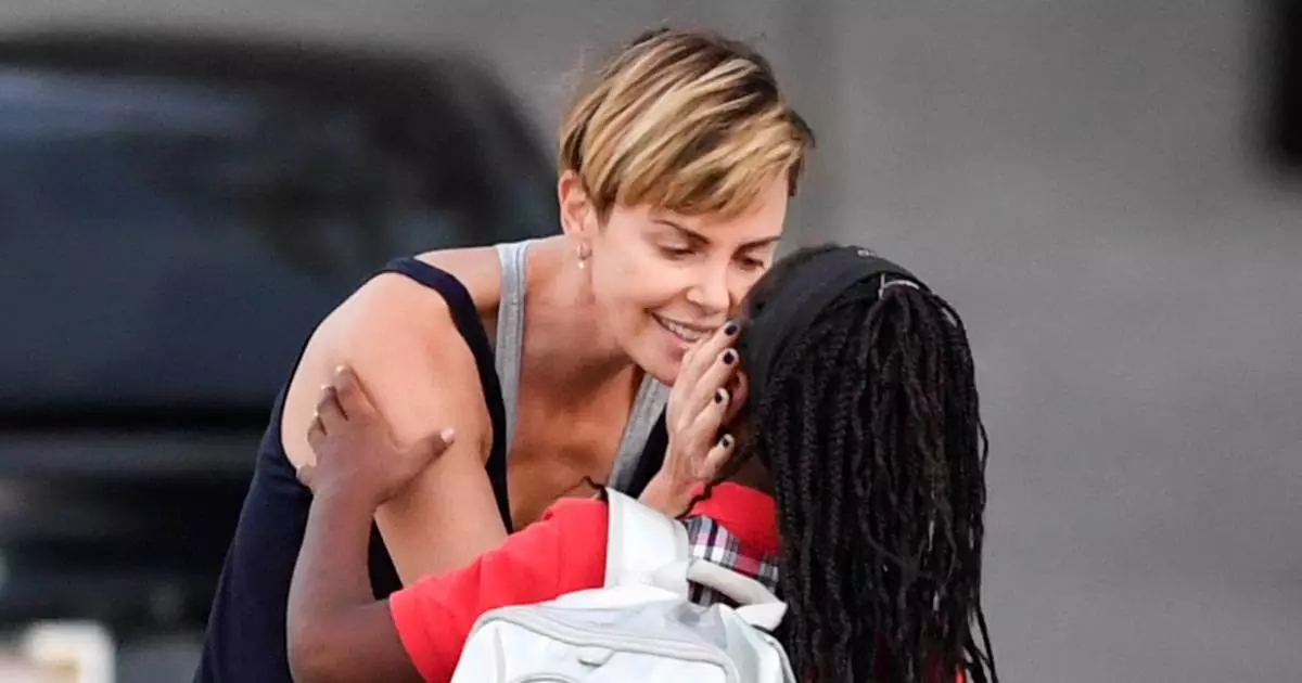 Charlize Theron Ampa Busu Binti Jackson Shavuni Kabla ya Kazi