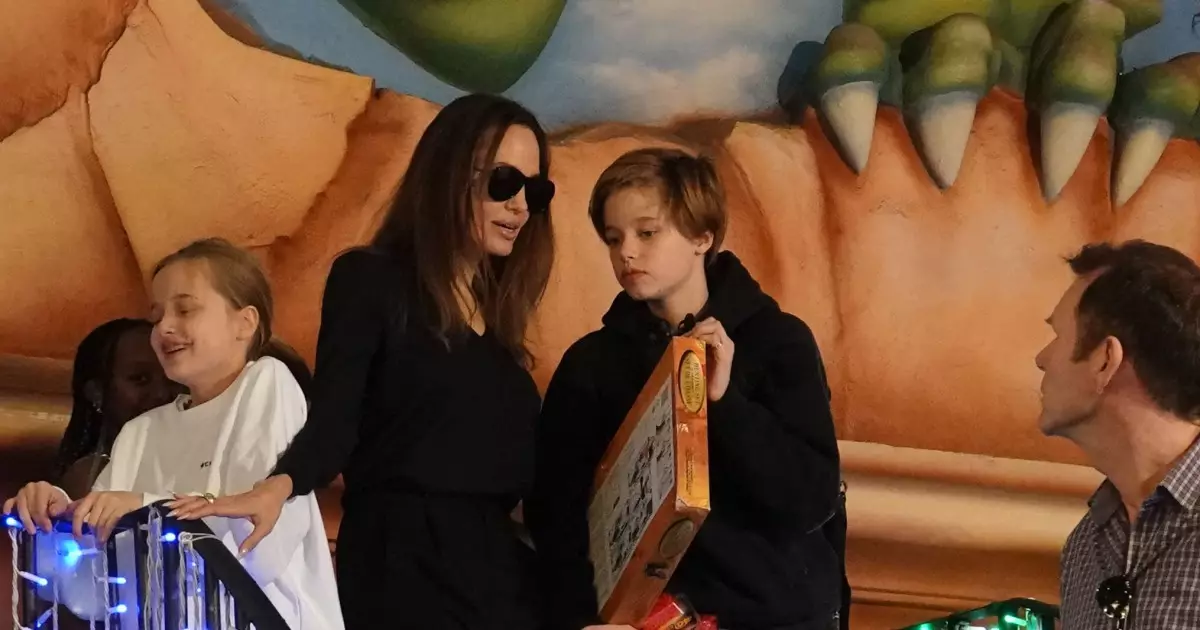 Angelina Jolie lan Bocah-bocah Toko Buku lan Dolanan ing Roma: Foto