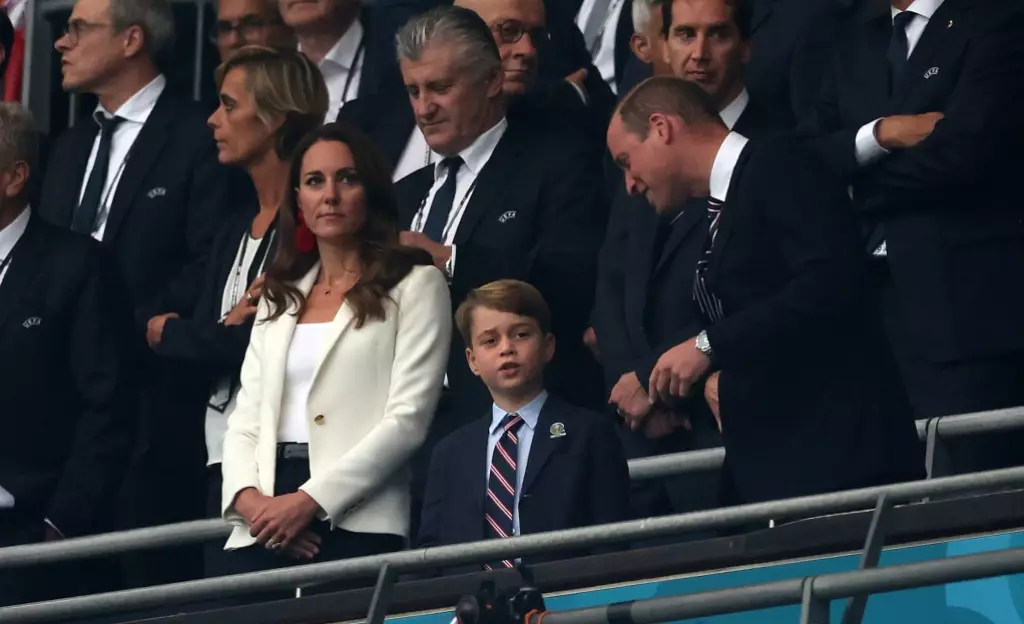 El príncipe William y Kate mantienen al príncipe George fuera del centro de atención después del abuso en línea