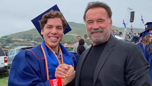 Arnold Schwarzenegger Bangga banget karo Putrane Joseph Baena sing wis lulus