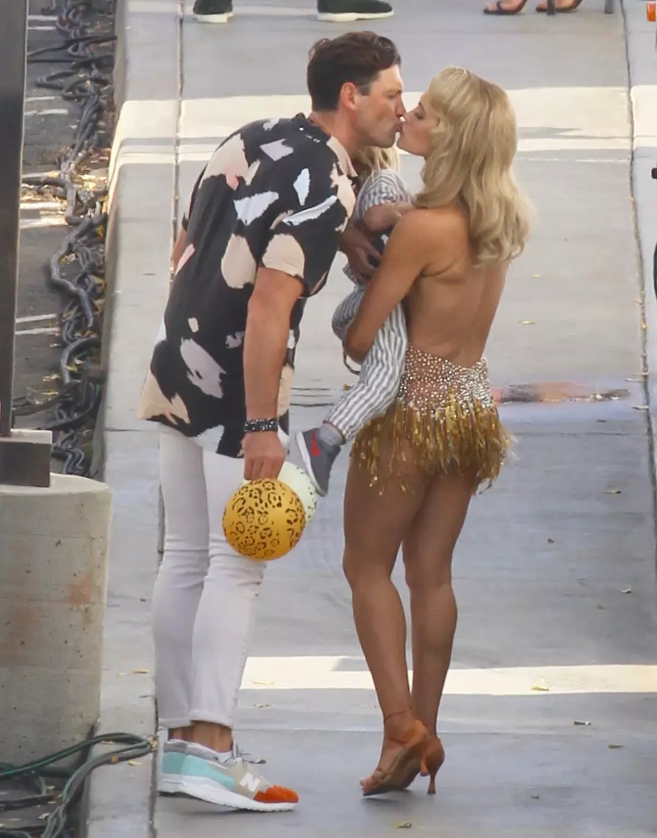 Peta Murgatroyd සැමියා Maksim Chmerkovskiy සමඟ උද්යෝගිමත් හාදුවක් බෙදා ගනී