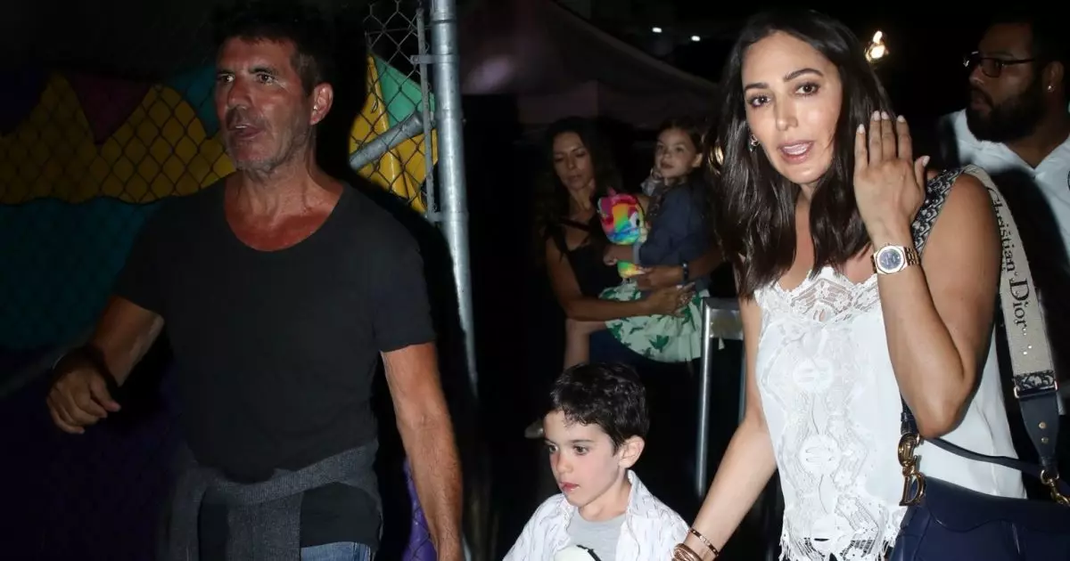 Simon Cowell และ Lauren Silverman เยี่ยมชมงานคาร์นิวัลกับลูกชาย Eric