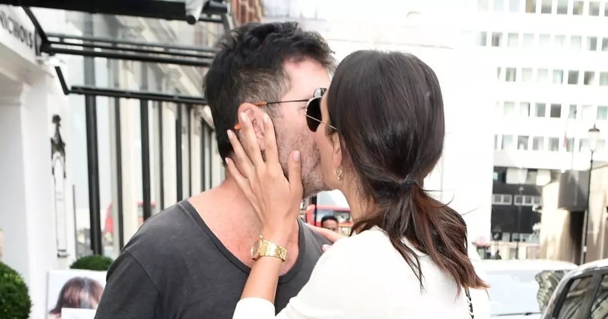 Simon Cowell kaj Amatino Lauren Silverman Flaunt PDA: Fotoj