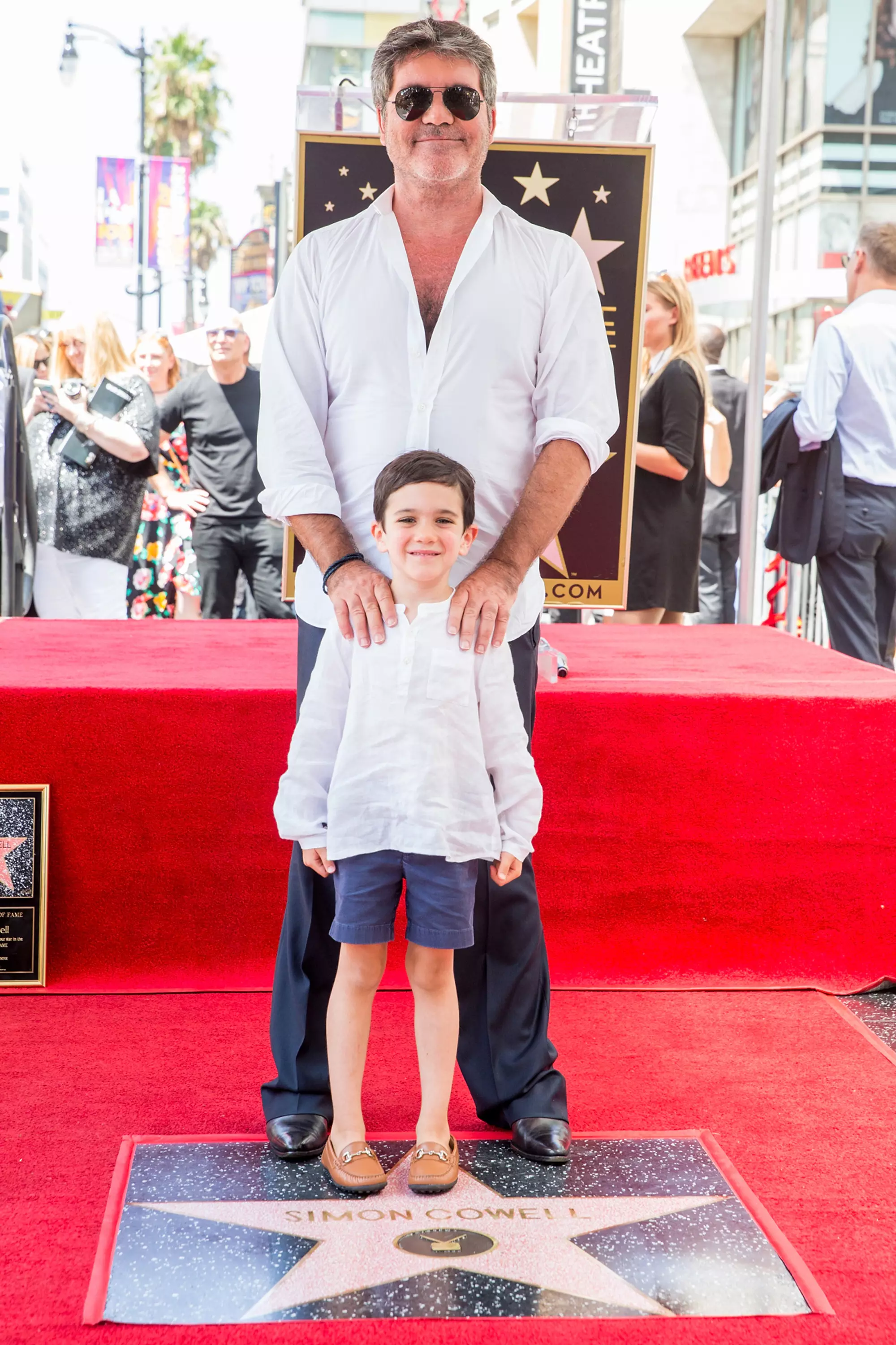 Simon Cowell en Eric Cowell woon 'n seremonie by om Cowell te vereer met 'n ster op die Hollywood Walk of Fame