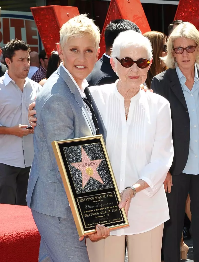 Ellen DeGeneres နှင့်သူမ၏မိခင် Betty DeGeneres တို့သည် DeGeneres ၏ Hollywood Walk of Fame သို့တက်ရောက်ခဲ့သည်