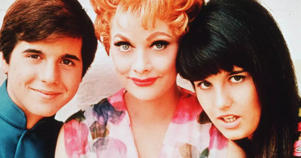 Kiu Estas Lucille Ball kaj la Filino de Desi Arnaz? Renkontu Lucie Arnaz