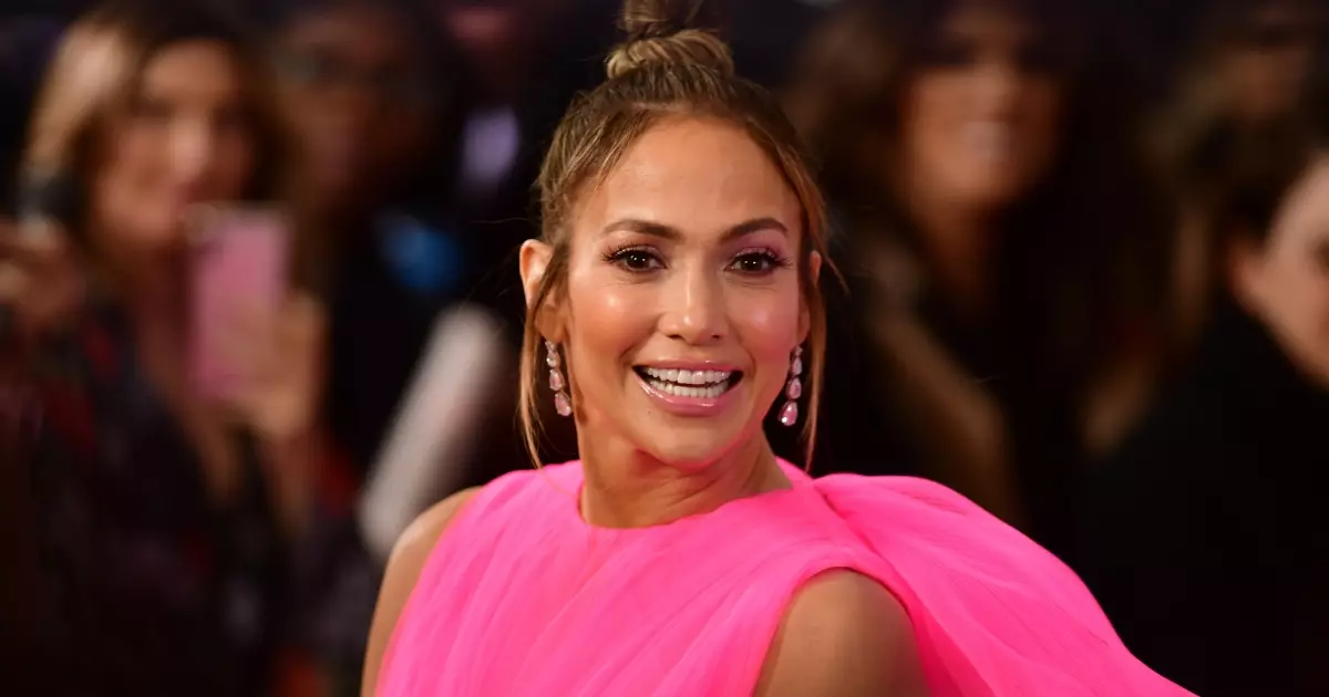 Jennifer Lopez pohtii elämän oppitunneista uudessa elokuvassaan "Second Act"