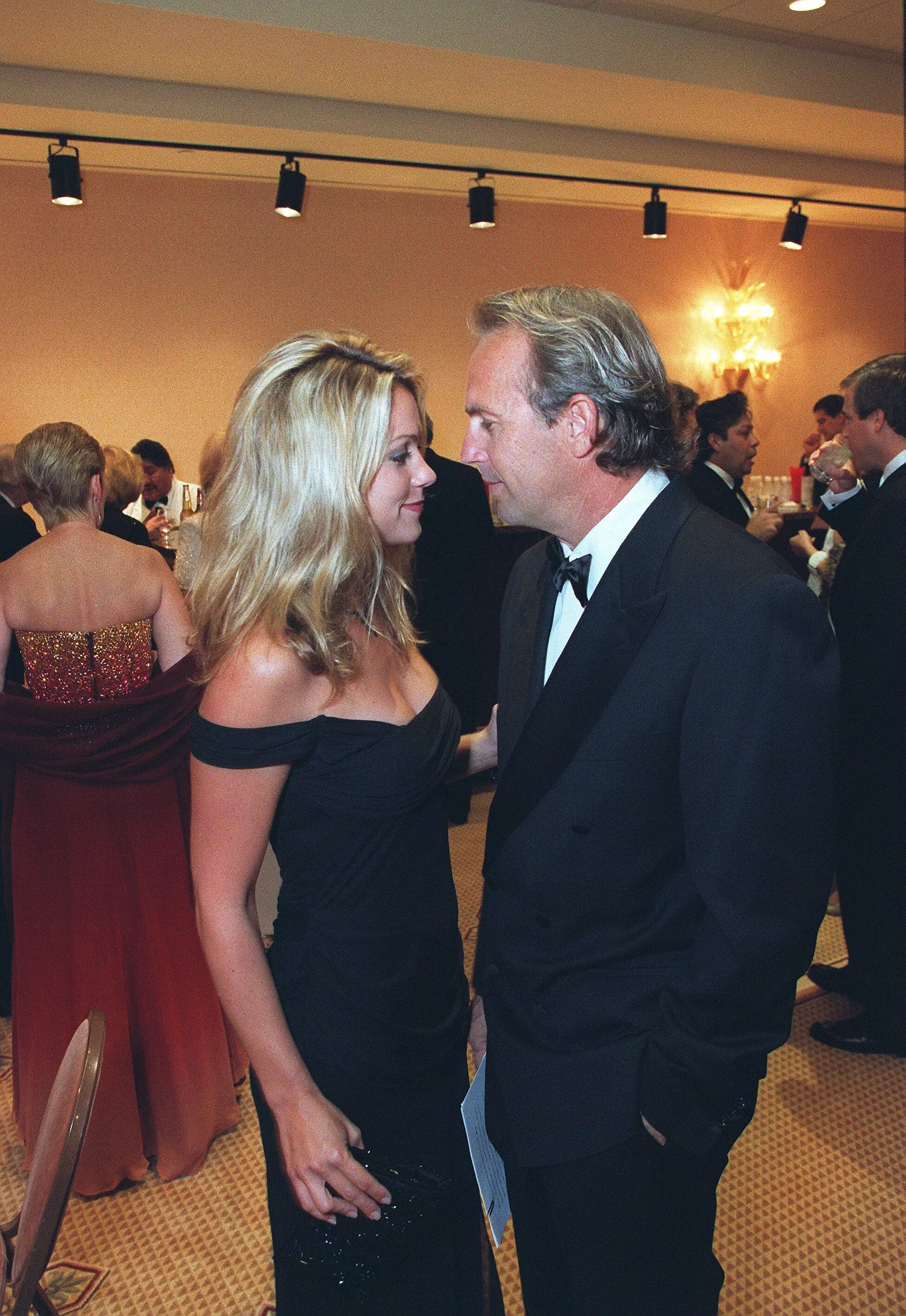 kevin-costner-and-wife-christine-baumgartners-πιο χαριτωμένες-φωτογραφίες