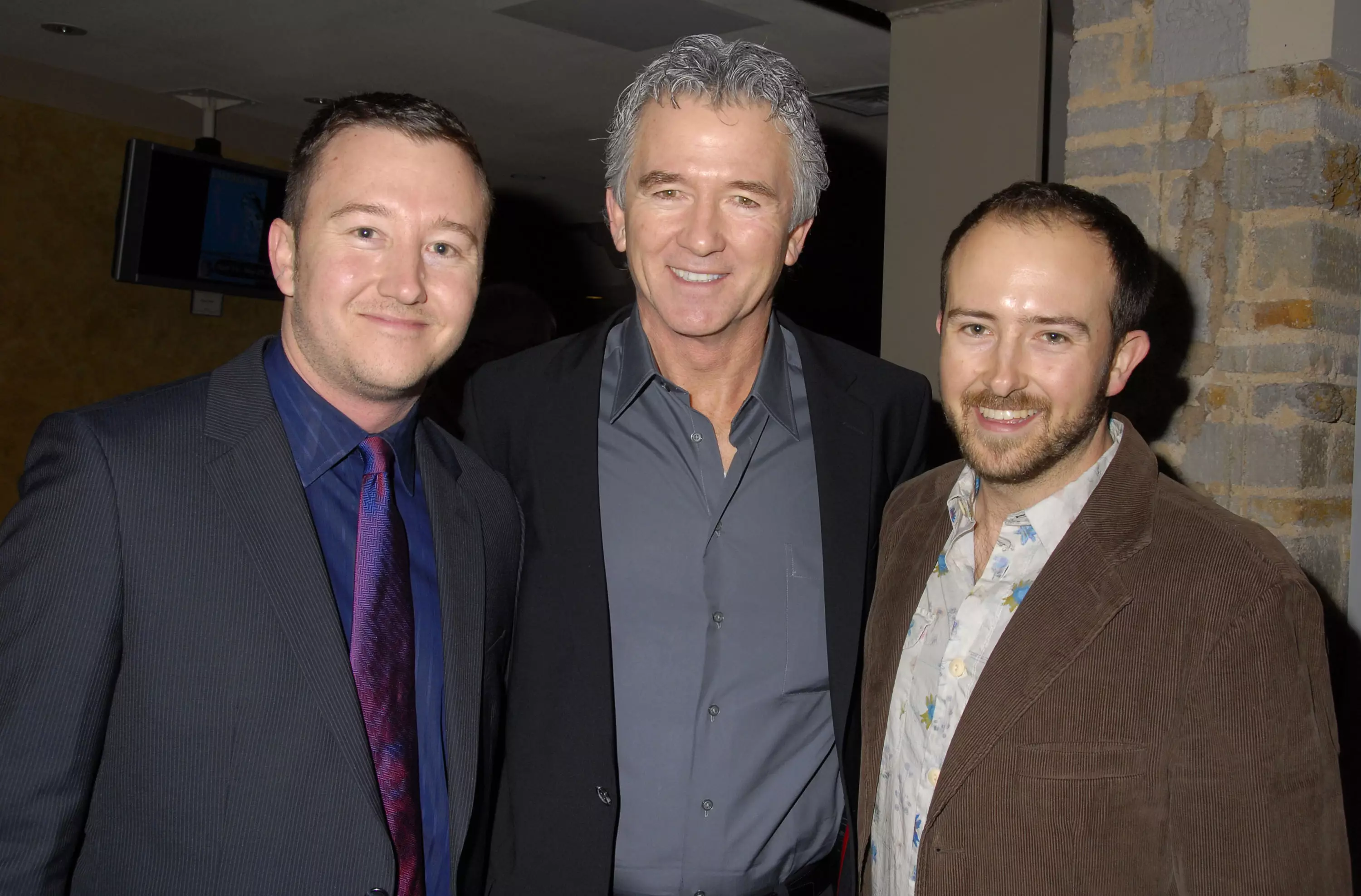 O actor Patrick Duffy (Centro) e os seus fillos Padriac Duffy (L), Conor Duffy (R) asisten á noite de apertura de Joan Rivers: A Work in Progress By A Life in Progress celebrada no Geffen.