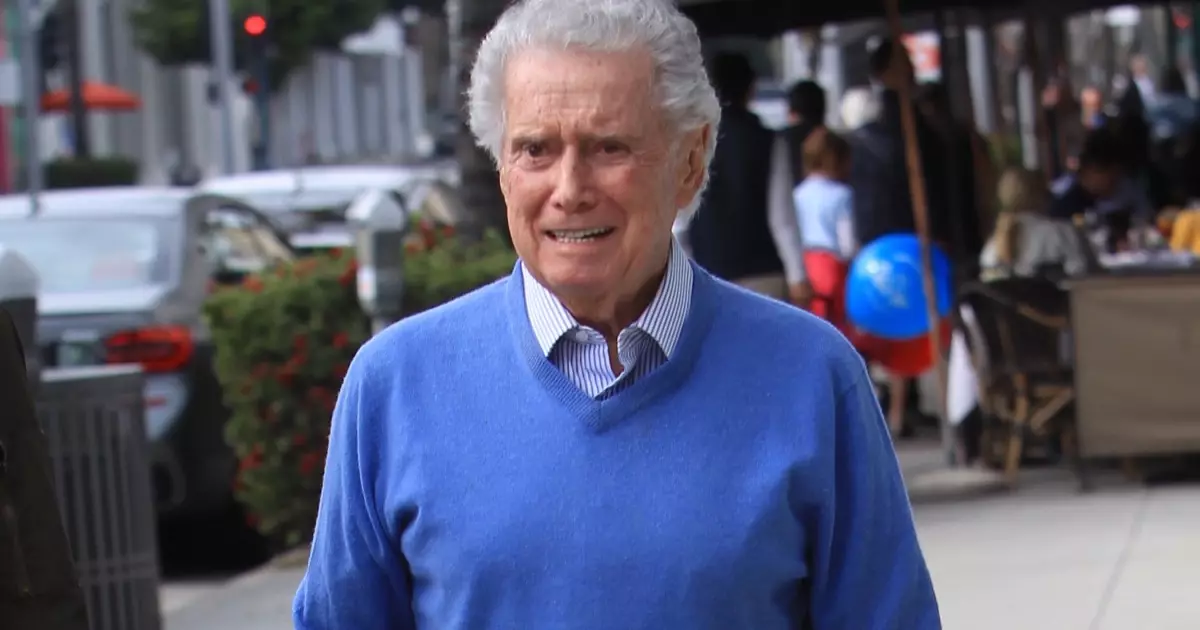 Regis Philbin, 87, Wulẹ Dada Bi O ti Aami ni Beverly Hills