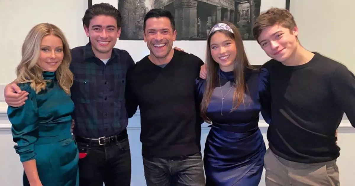 Kelly Ripa, Mark Consuelos Awọn agbasọ obi Nipa Awọn ọmọ wọn