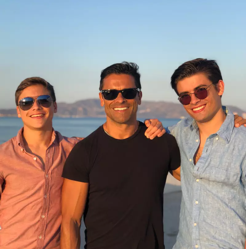 mark-consuelos-joquin-michael-familie-bilde