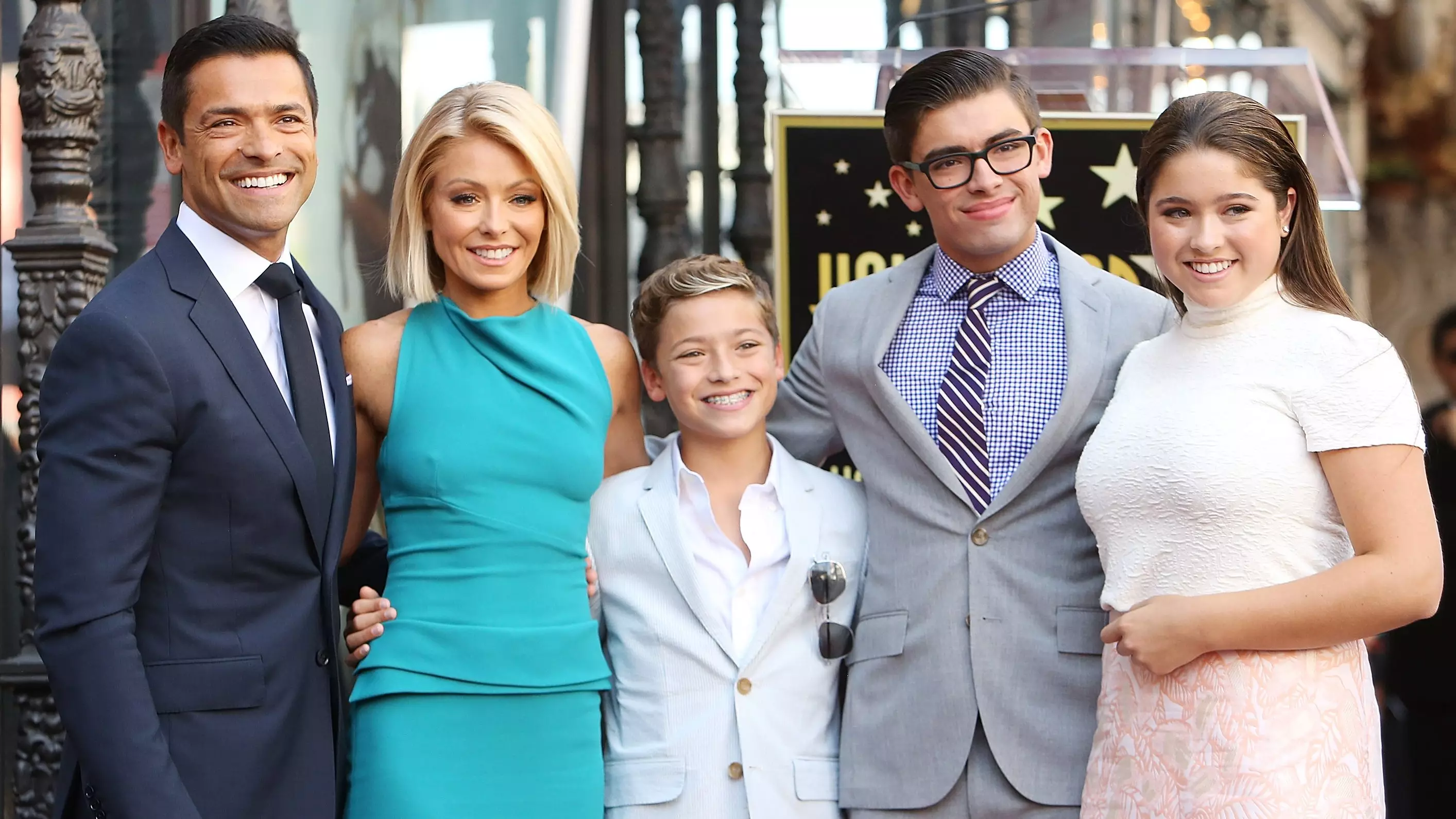 Kelly Ripa og Mark Consuelos med deres børn deltager i ceremonien, der hædrer Kelly Ripa med en stjerne på Hollywood Walk of Fame