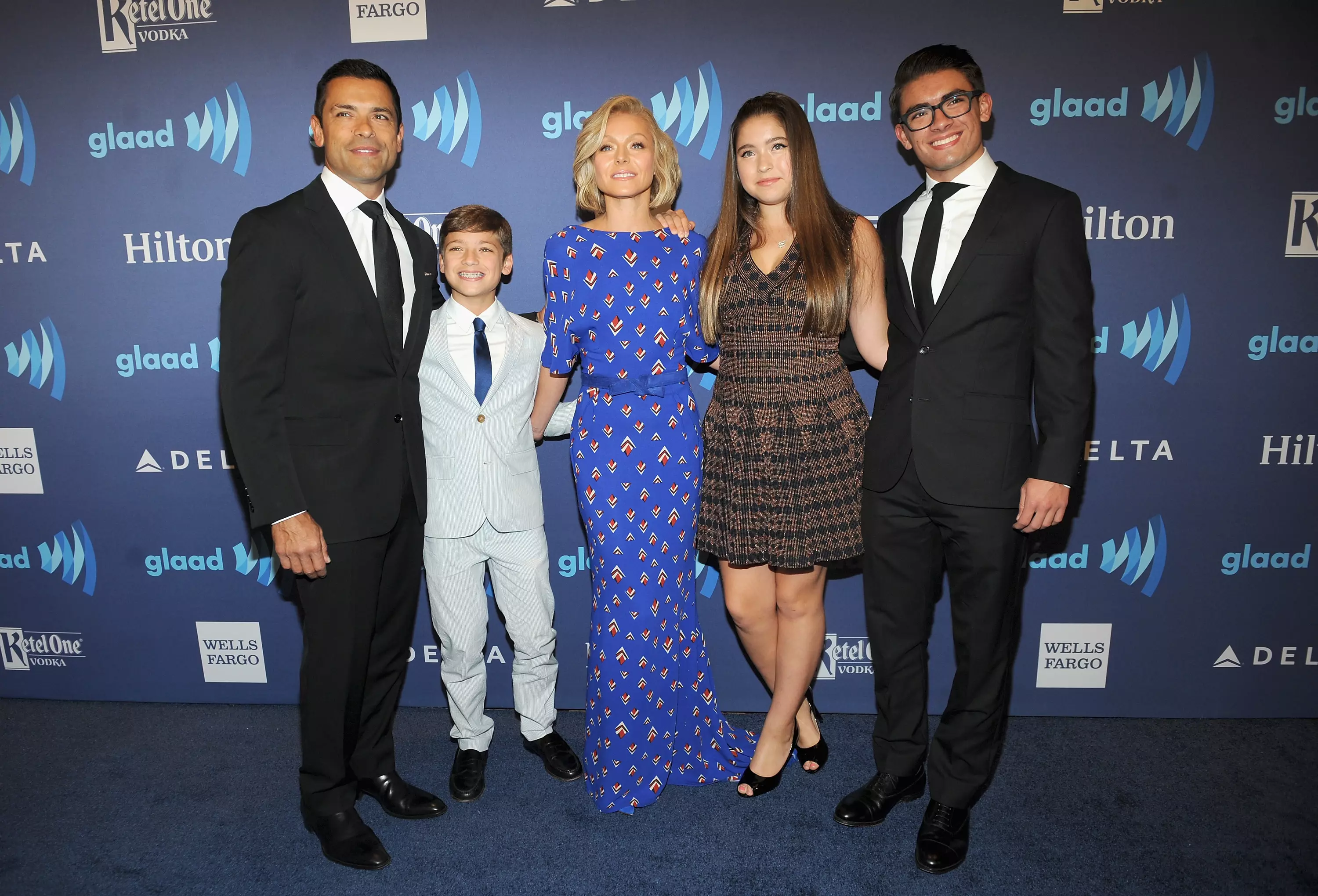 Awọn oṣere Mark Consuelos, Kelly Ripa ati awọn ọmọ wọn lọ si VIP Red Carpet Suite ti Ketel One Vodka ti gbalejo ni 26th Annual GLAAD Media Awards