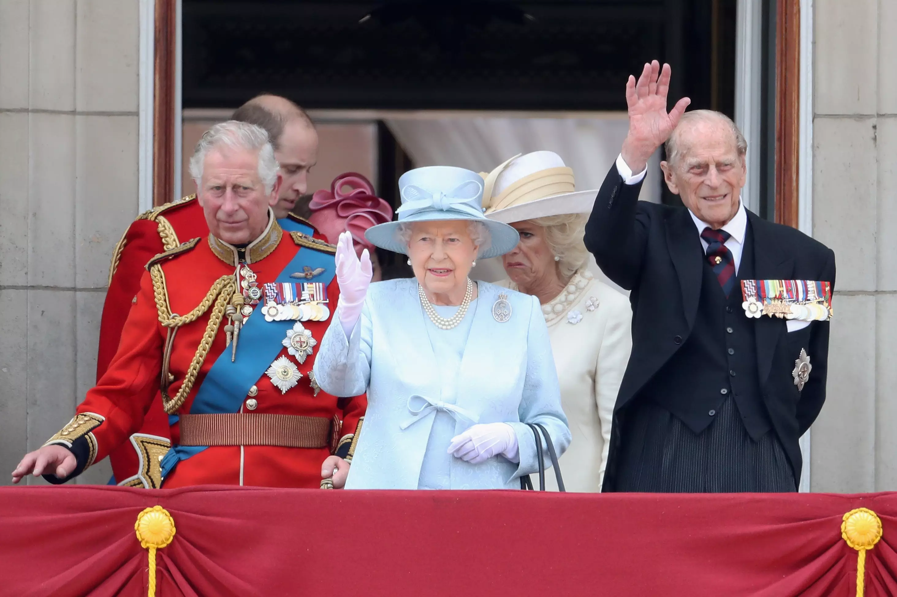 Bilder von Queen Elizabeth mit Prinz Charles und Philip Getty