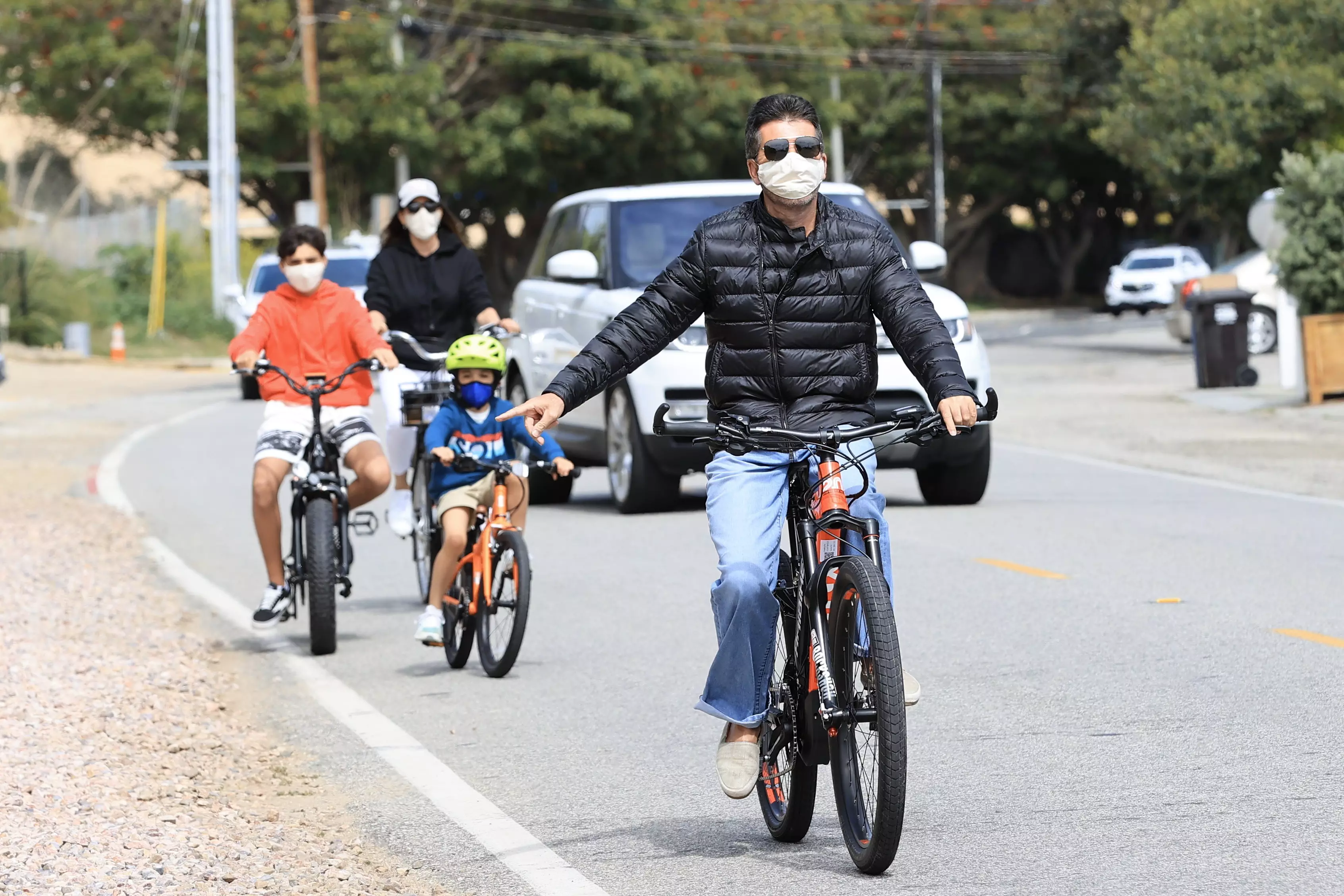 Сајмон Кауел и Лорен Силверман се спортски маски за време на возење велосипед