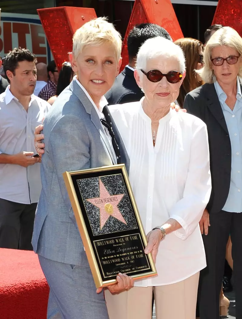 Ellen DeGeneres en har mem Betty DeGeneres bywenje DeGeneres 'ynduksje yn' e Hollywood Walk of Fame