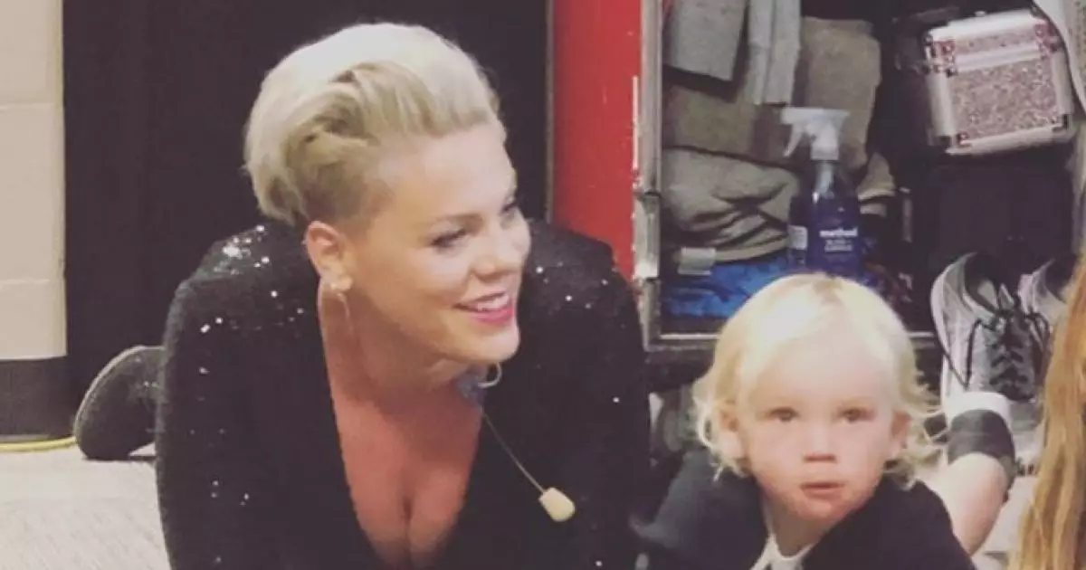 Pink en Seun Jameson geniet joga-sessie: 'Super ontspannend'