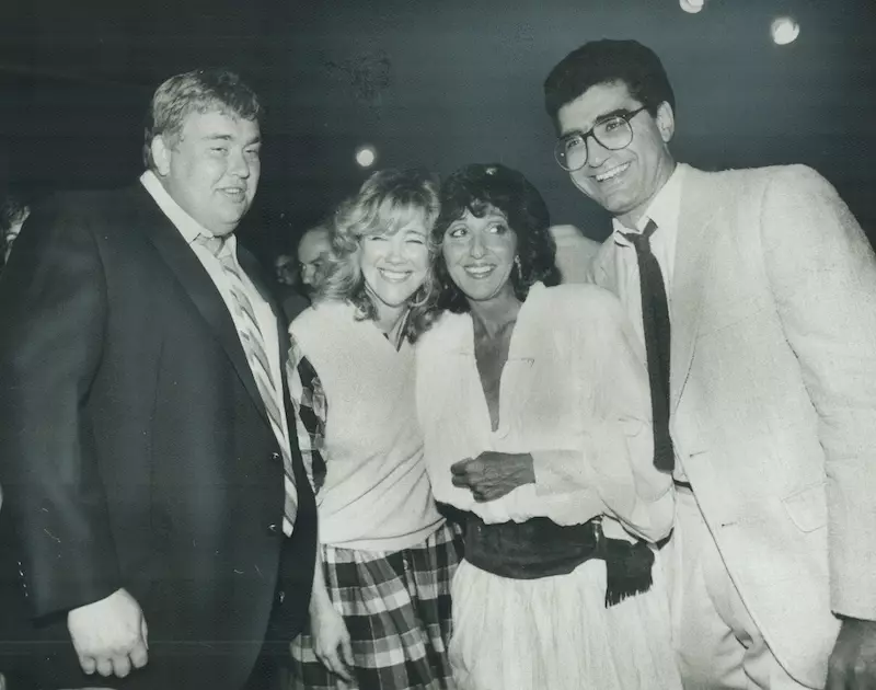 Eugene Levy e Catherine O'Hara em seus anos de Second City