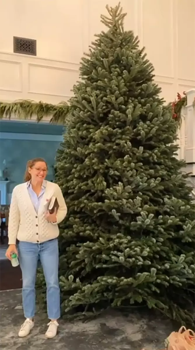 Jennifer Garner rivela che l'albero di Natale che ha scelto con Ben Affleck si adatta a malapena a casa sua