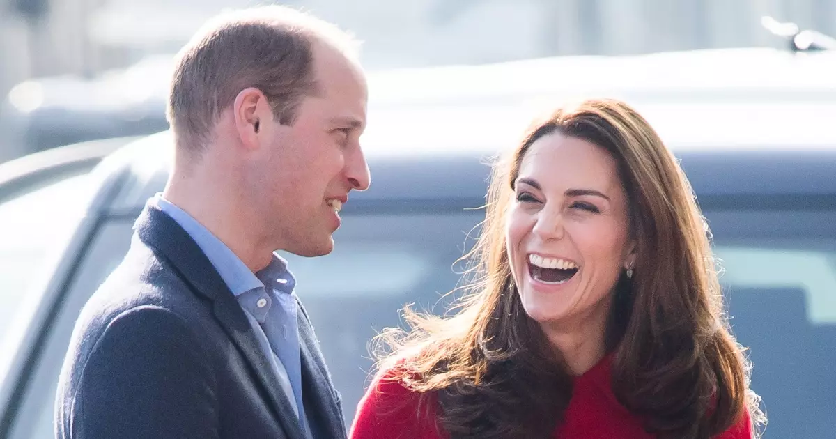 Tub fuabtais William thiab Kate Middleton ua si ncaws pob thaum muaj koob muaj npe ncig saib