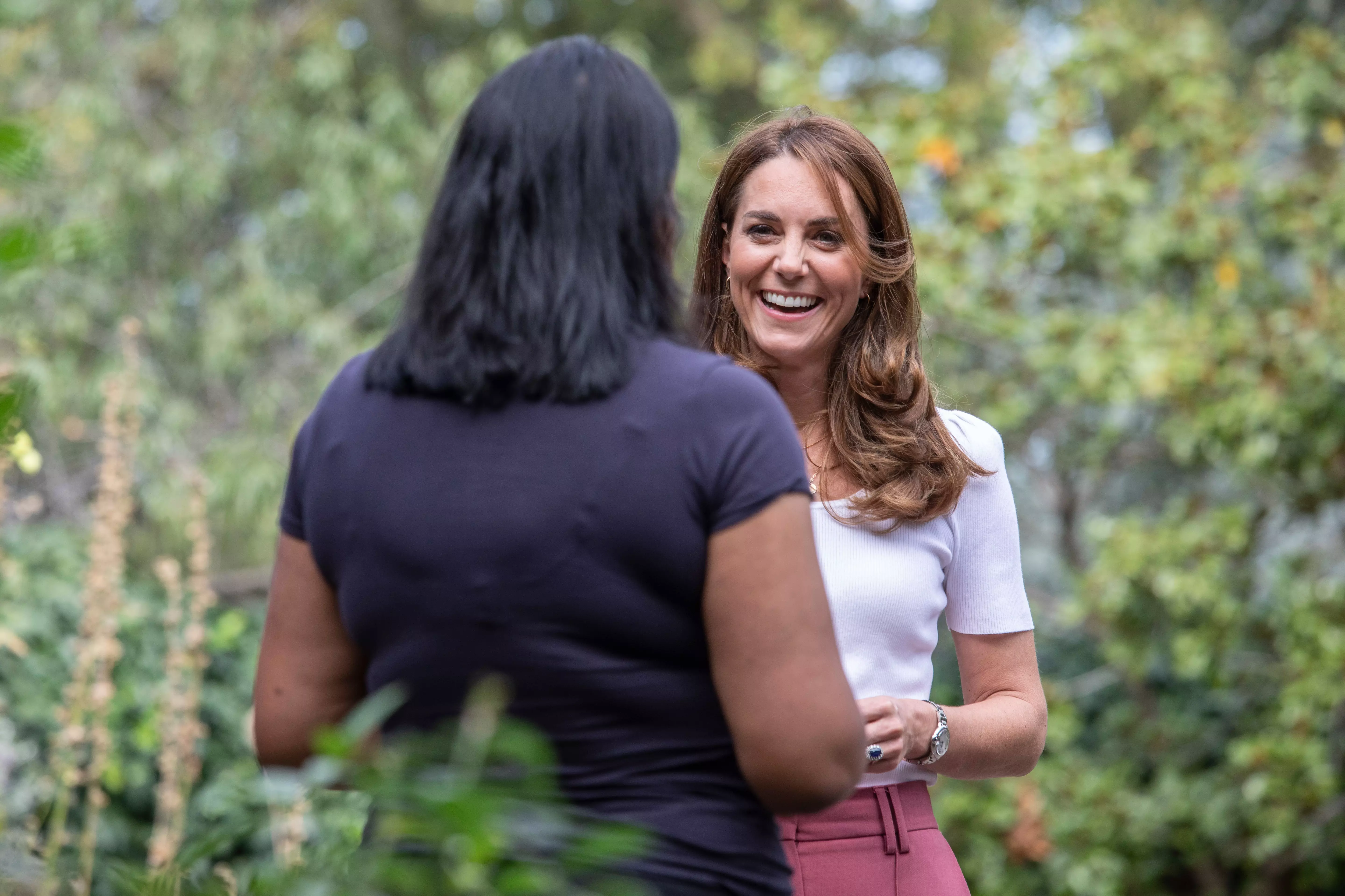 kate-middleton-viste-un-top-casual-y-pantalones-en-salida-real