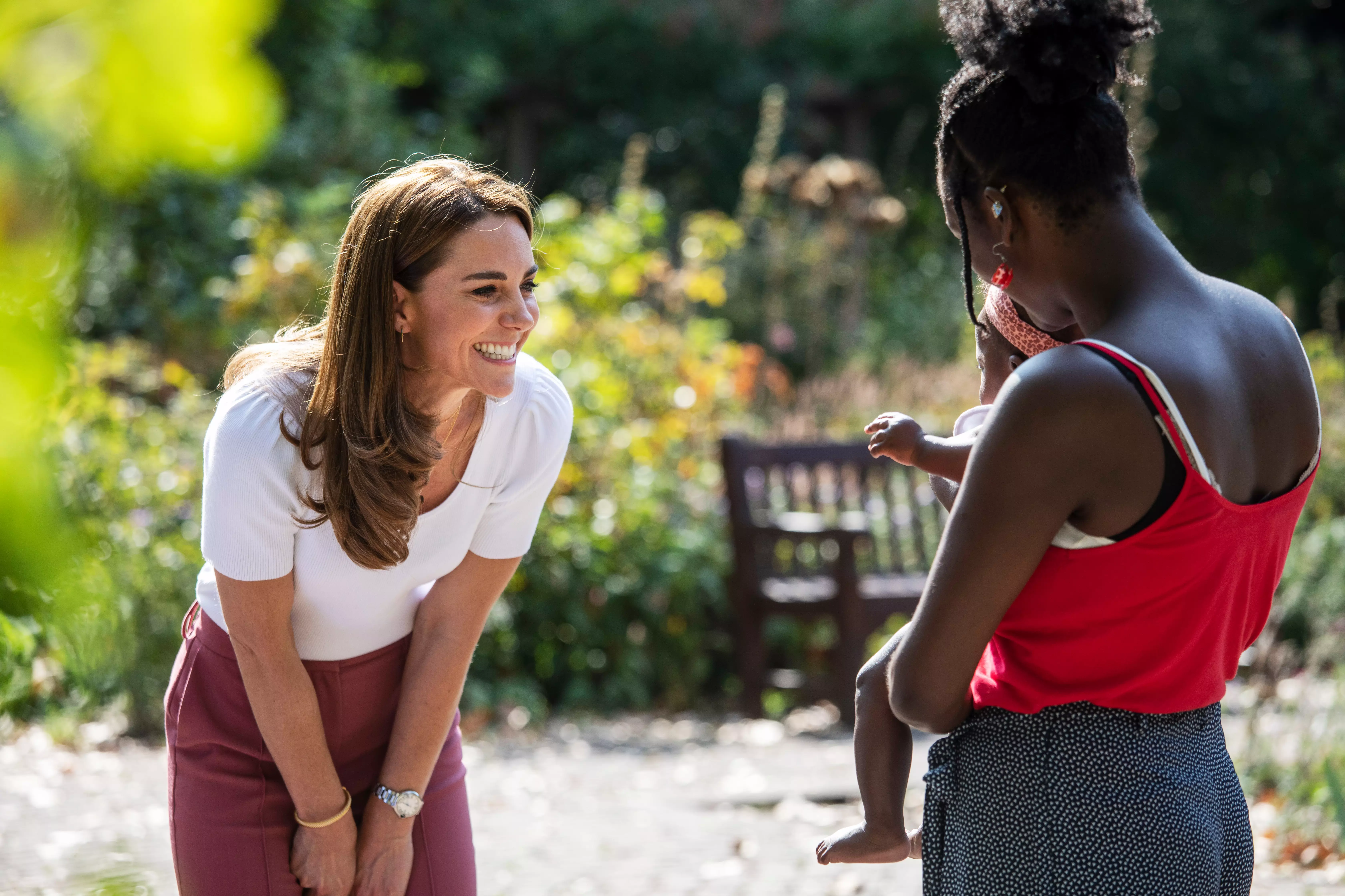 Kate-middleton-tilbes-top-casual-u-pants-fuq-ħarġa-royal