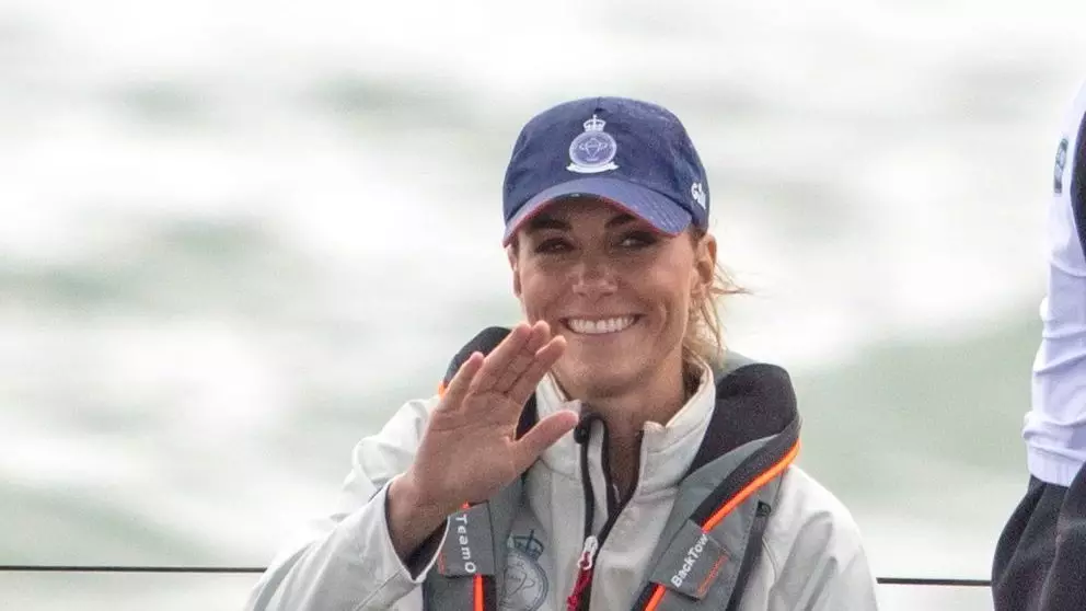 Η Kate Middleton δείχνει περιστασιακή ενώ ταξιδεύει στη Charity Regatta