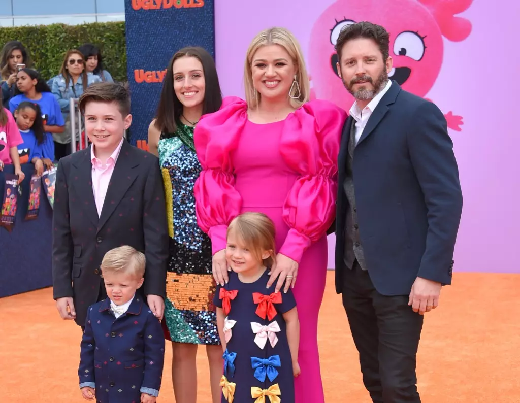 Kelly Clarkson beskermet Kids River en Remington te midden fan skieding