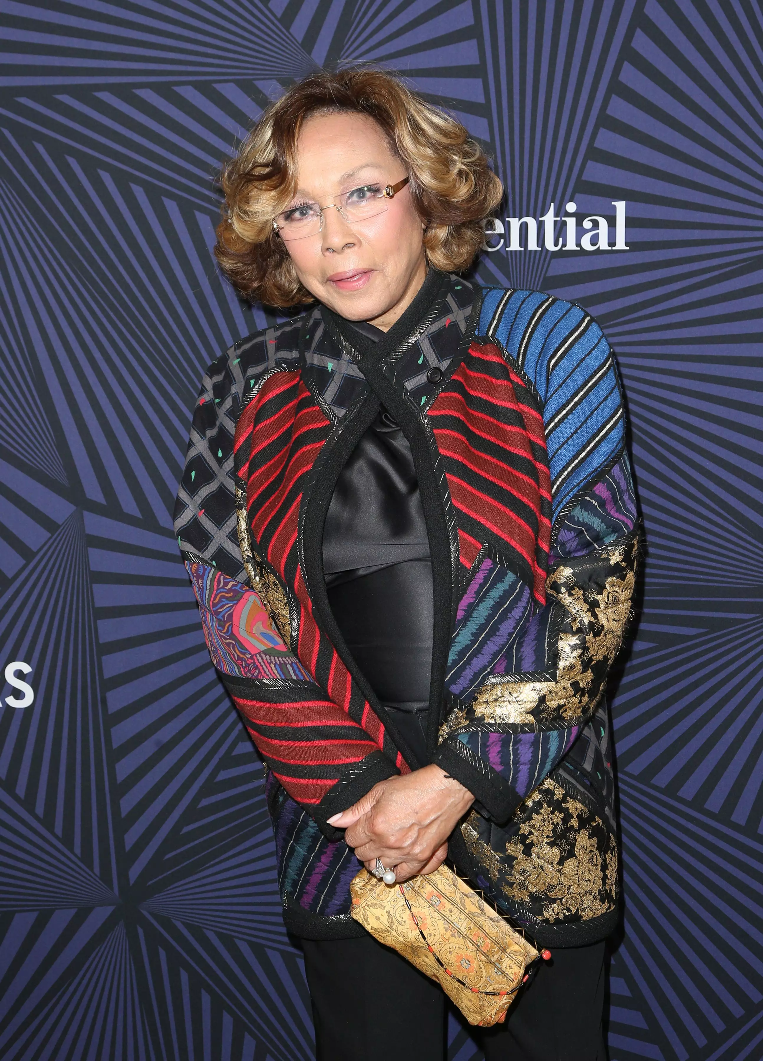 Diahann Carroll con un atuendo colorido en un evento en febrero de 2017