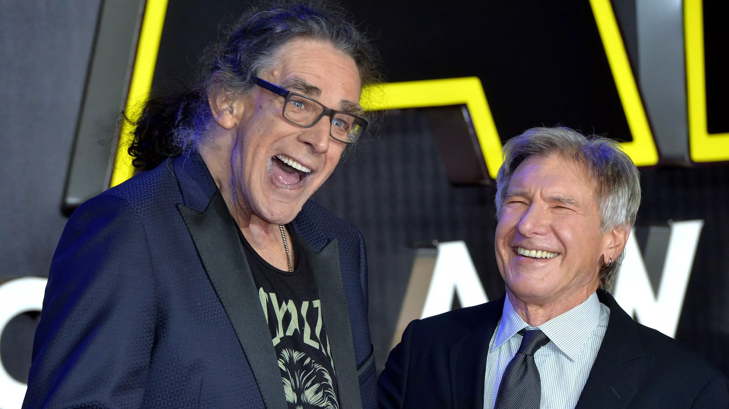 2015 වසරේ 'Star Wars: The Force Awakens' හි මංගල දර්ශනයේදී Peter Mayhew සහ Harrison Ford