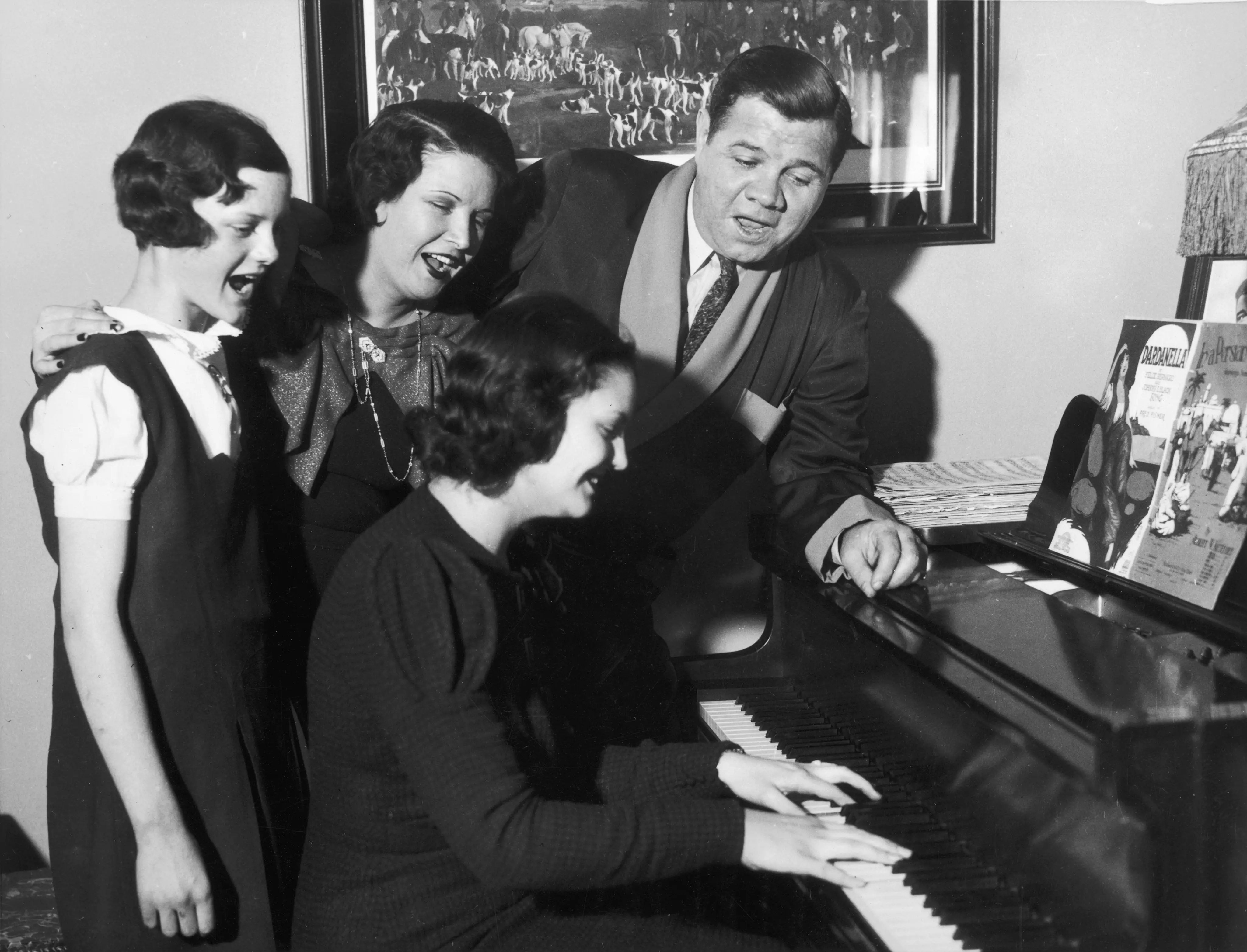 La familia de Babe Ruth, incluida su hija Julia Ruth Stevens