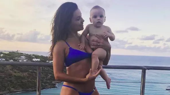 Eva Longoria zeigt Post-Baby-Körper, nachdem sie Sohn Santiago begrüßt hat