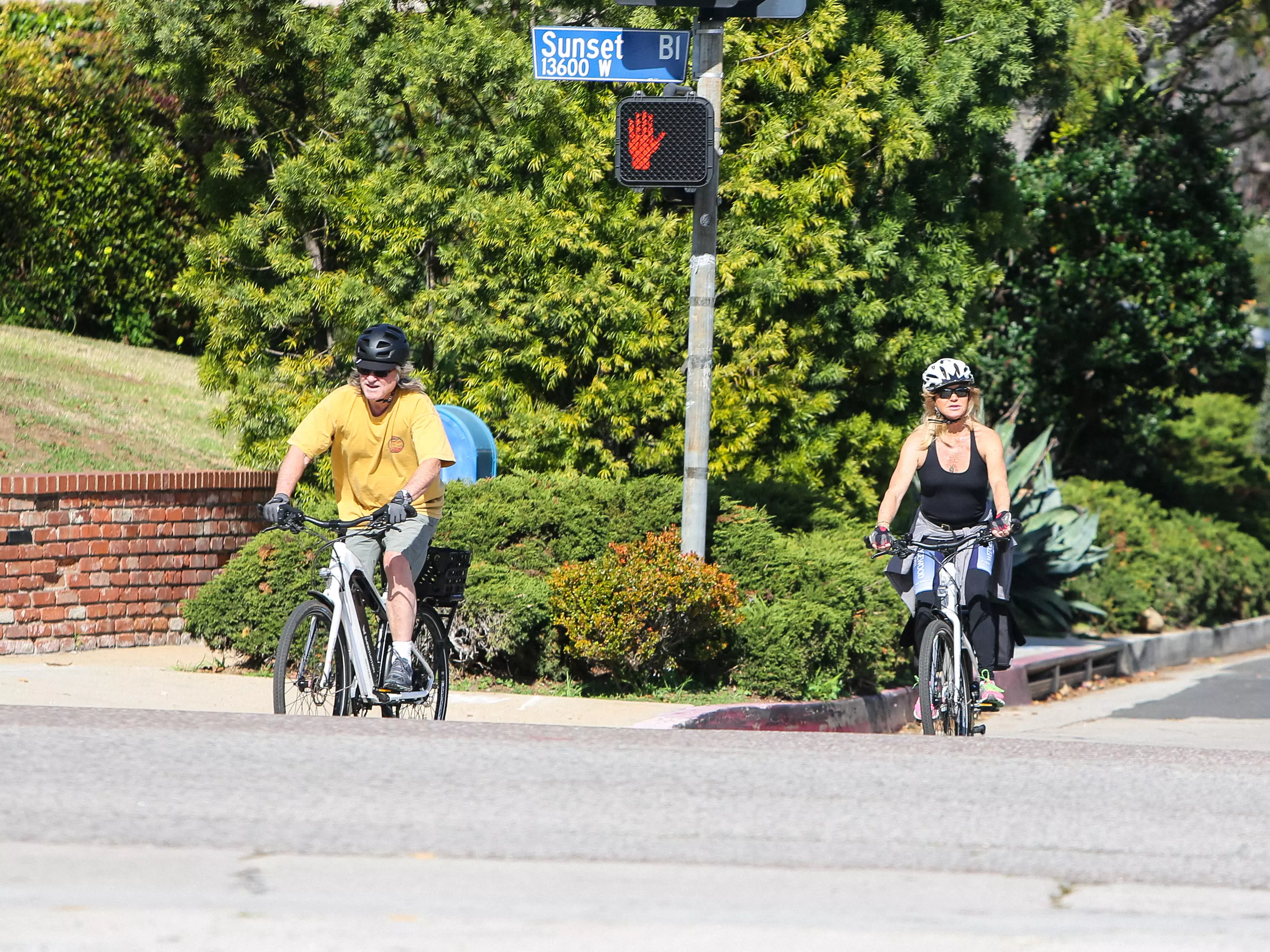 Goldie Hawn i Kurt Russell amb bicicleta