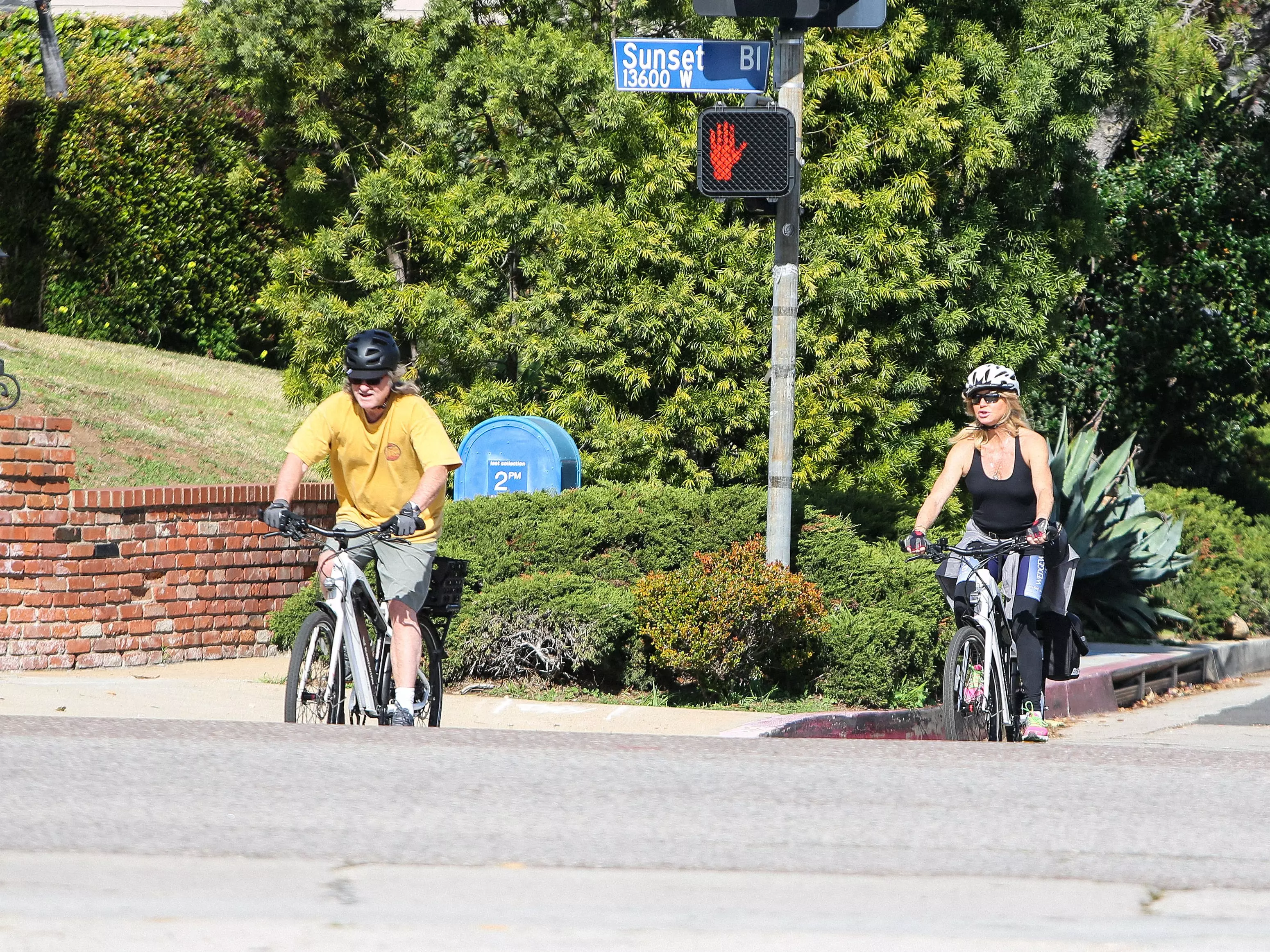 Goldie Hawn a Kurt Russell jazdia na bicykloch