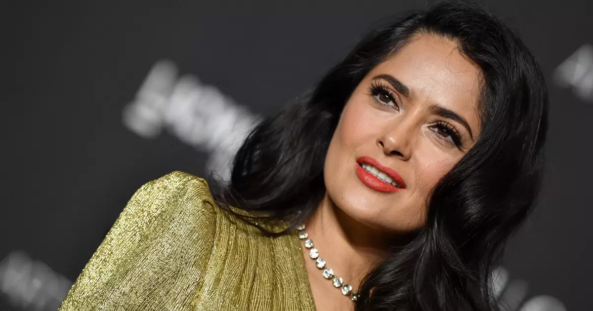 Salma Hayek, 52, txaus siab qhuas nws cov plaub hau Grey ntawm Social Media