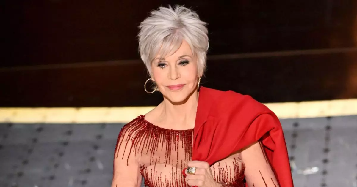 Oscars 2020: Jane Fonda Recycles 6-xyoo-laus Crimson Red Dress