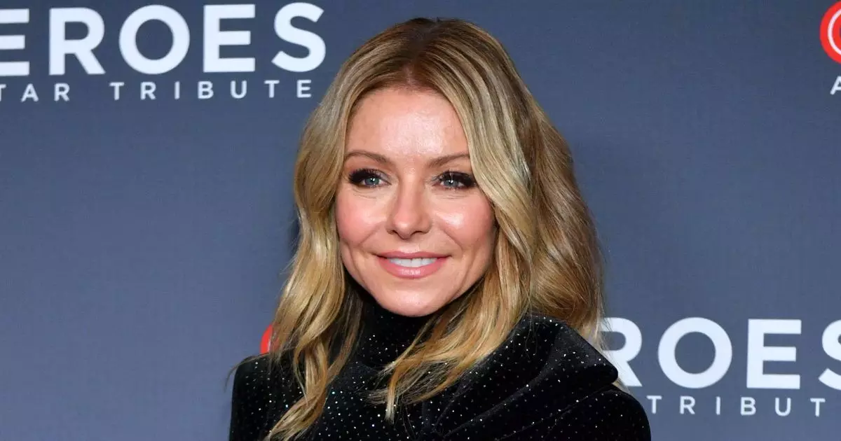 Kelly Ripa ji mkpachị ntutu kpuchie mgbọrọgwụ isi awọ ya na kwarantaini