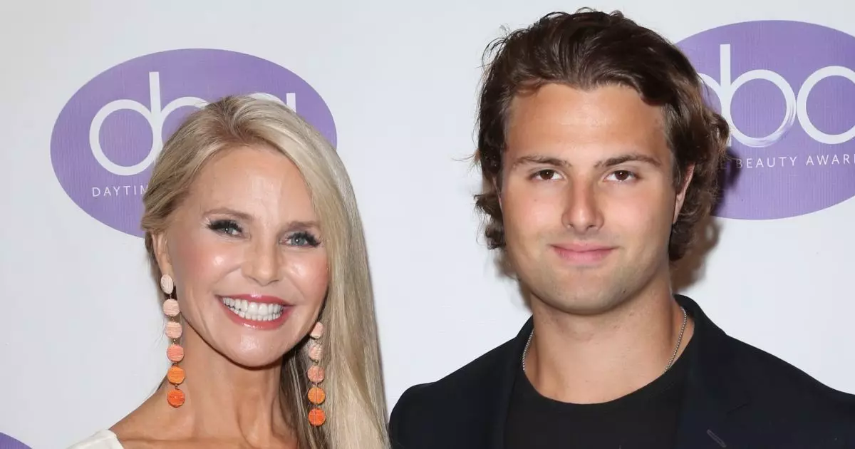 Christie Brinkley och Son Jack gör cocktails i karantänvideo