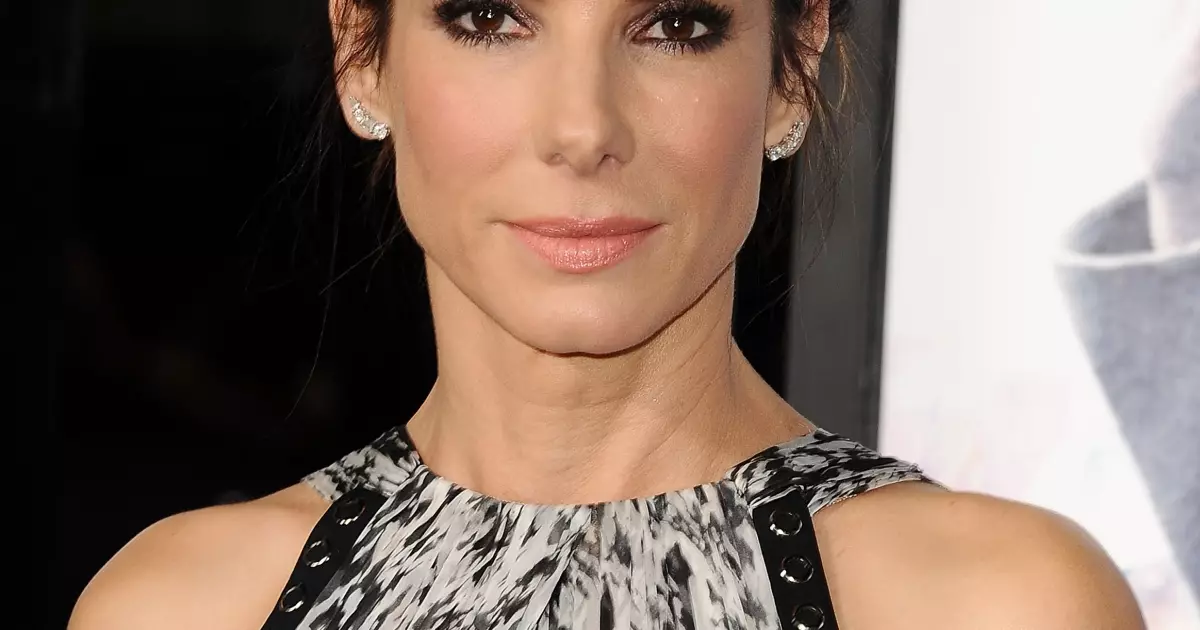 Sandra Bullock Qhib Txog Tus Ntxhais Laila Koom Nrog Nws Tsev Neeg - Kaw Lub Limtiam