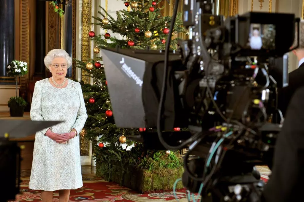 Dronning Elizabeth II spiller inn julemeldingen sin til Commonwealth på Buckingham Palace, London, Storbritannia - 7. desember 2012