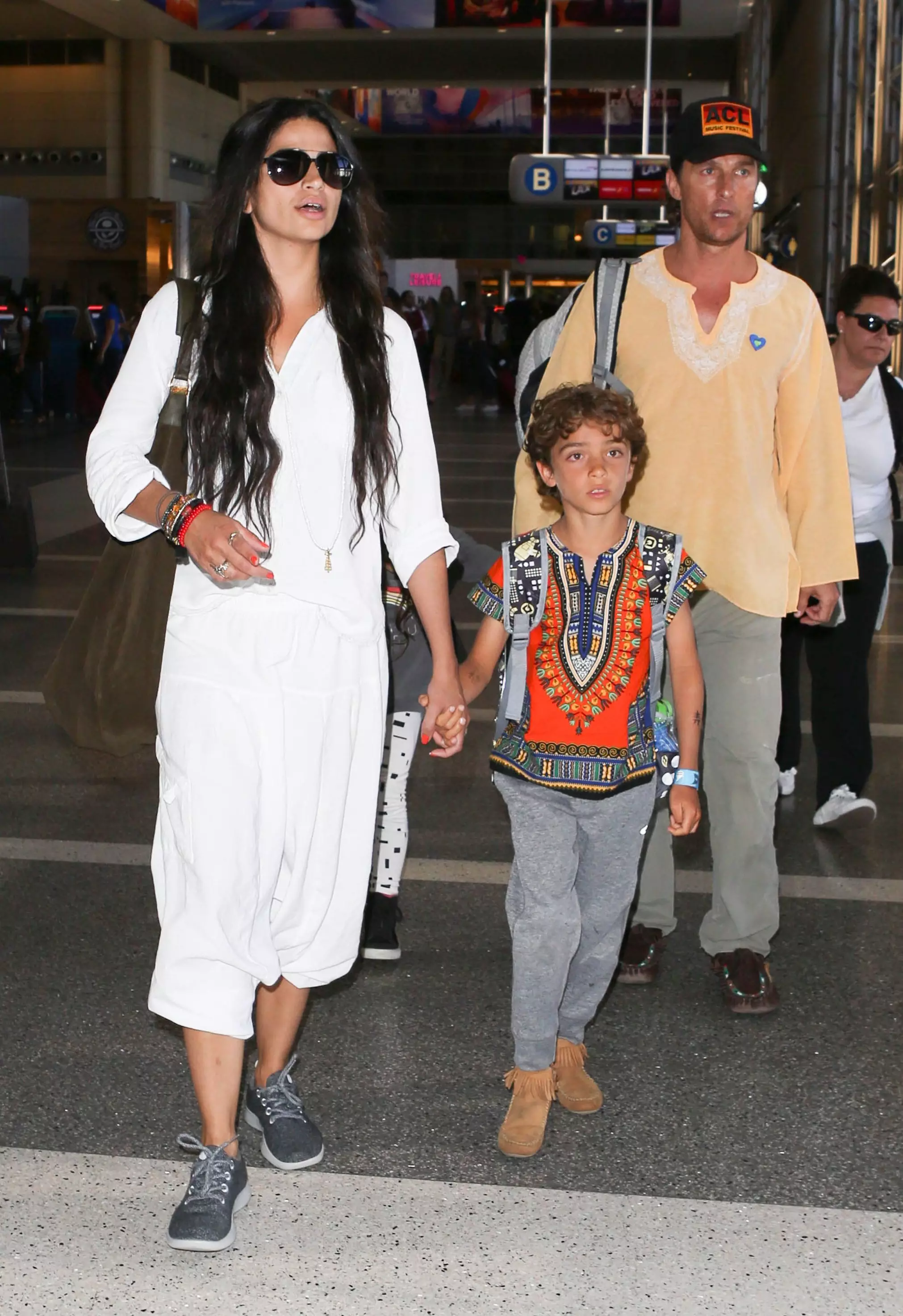 matthew-mcconaugheys-raras-fotos-de-3-hijos-con-esposa-camila